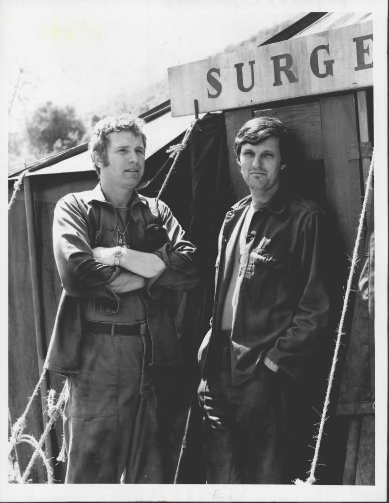 File:Wayne Rogers Alan Alda MASH 1972.JPG - Wikimedia Commons